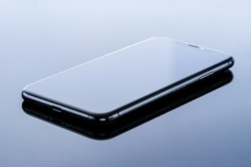 スマホコーティングとは？iPhoneやスマホの曲面やカメラレンズにも塗れるガラスフィルム！ - lumiera.jp